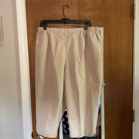 Koret | Pants & Jumpsuits | Kaki Crop Pants | Poshmark